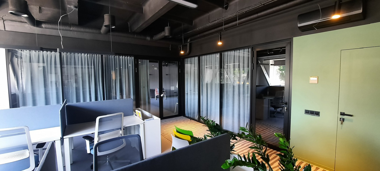 U-channel aluminum glass system