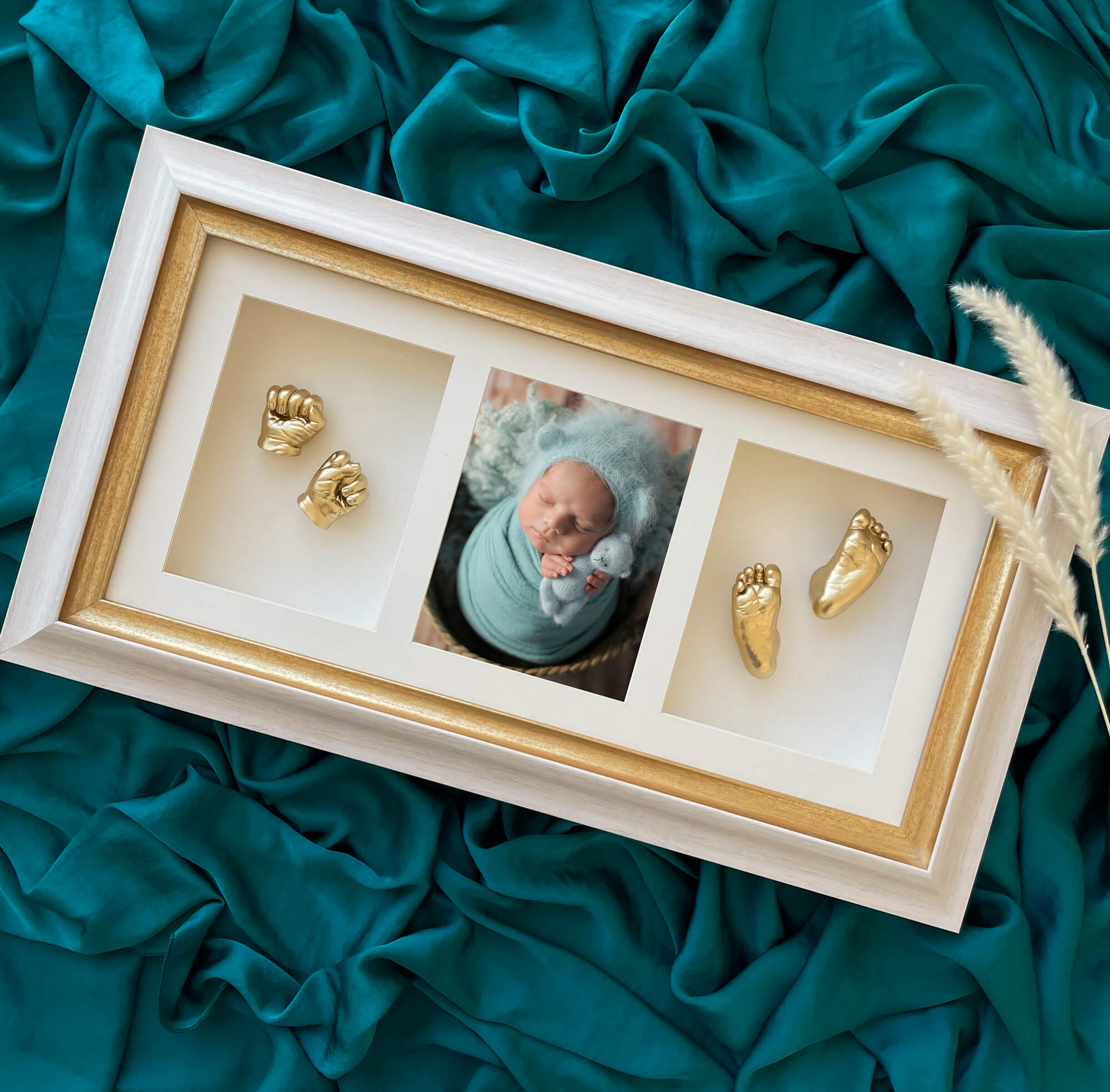 Miniature Jewelery + Tripple Window Frame - First Impression Artwork