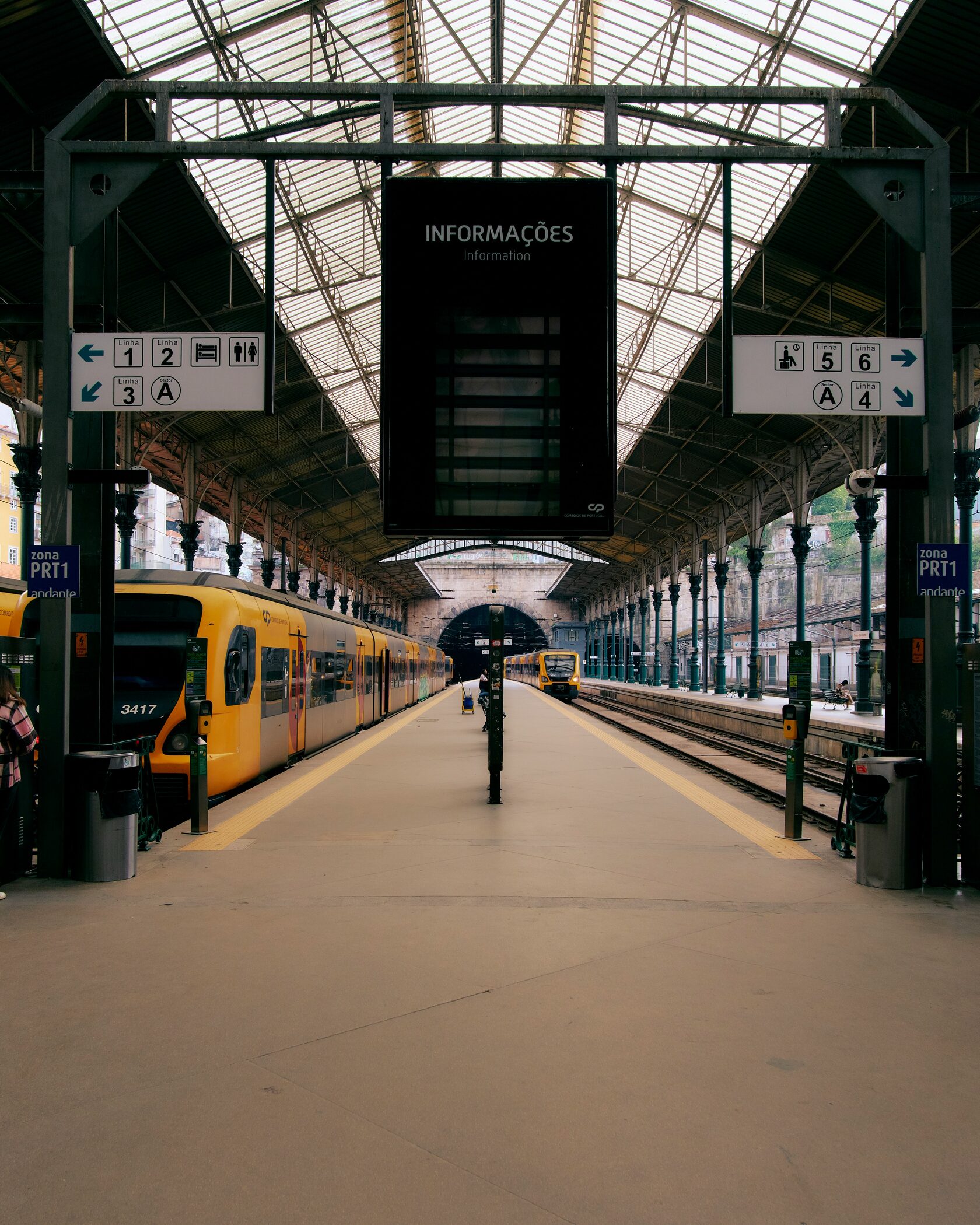 Porto Sao Bento Train Station - PORTUGAL TRAINS