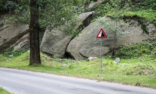 The world’s 16 most unusual road signs | DiscoverCars.com