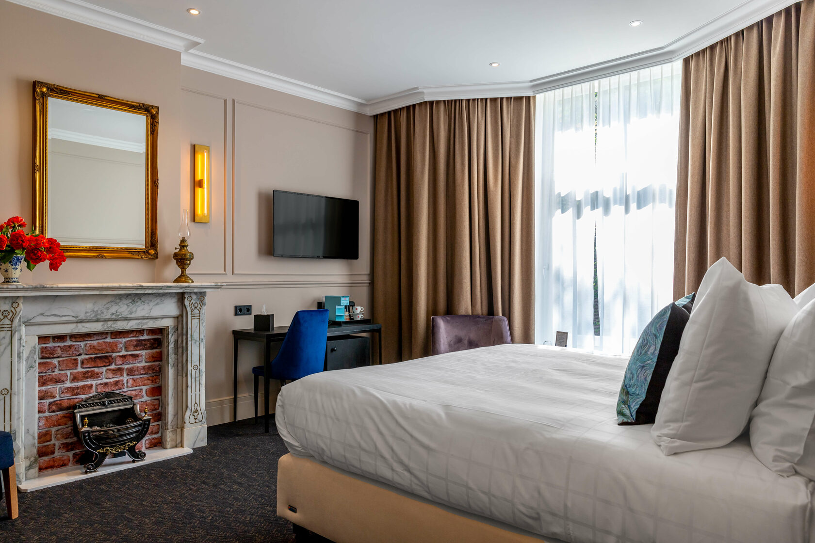 DELUXE ROOMS
