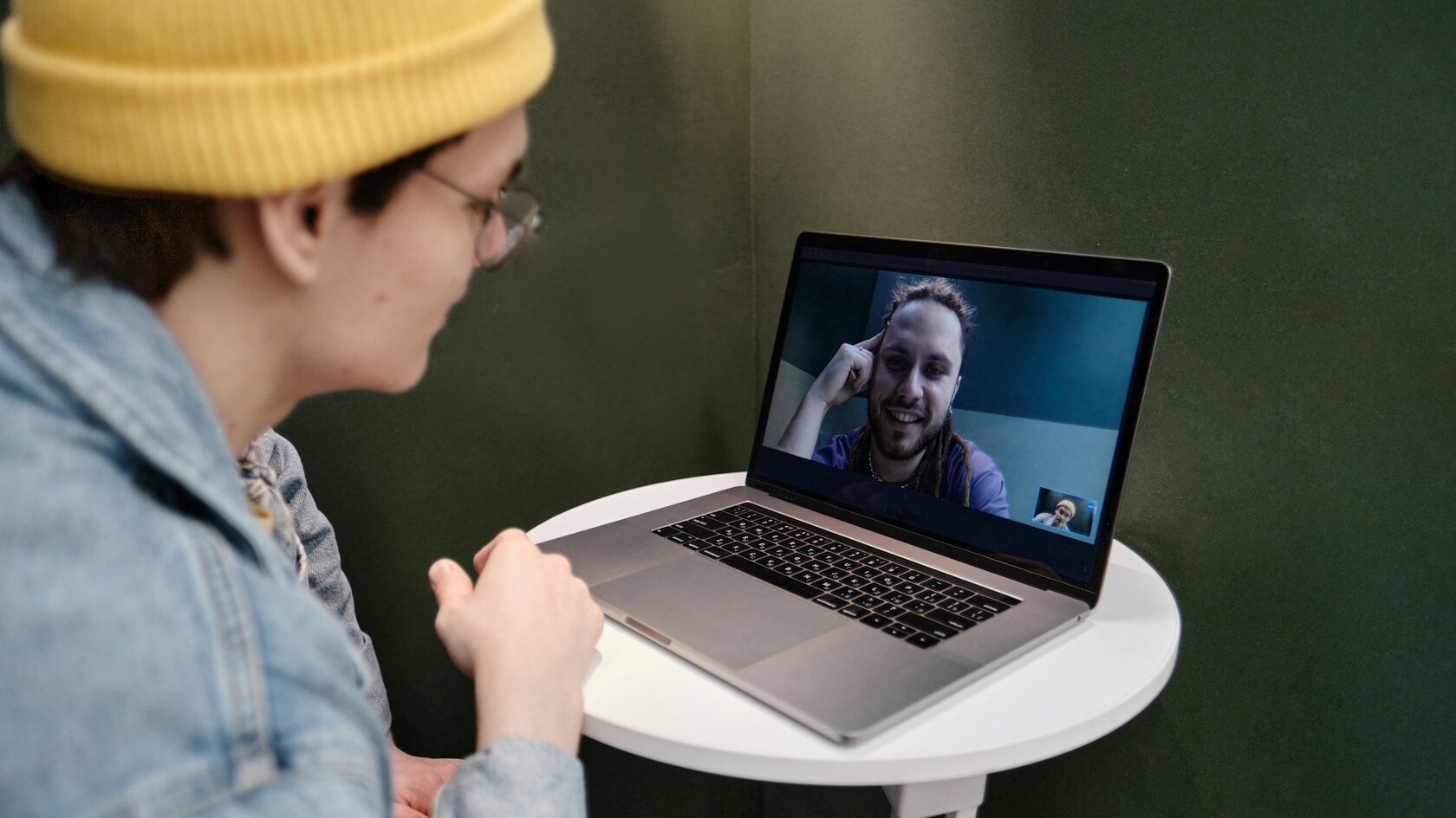 The Hidden Benefits of Parasocial Relationships: What Psychology ...