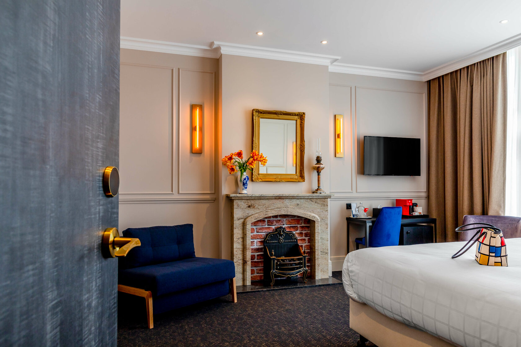 DELUXE ROOMS