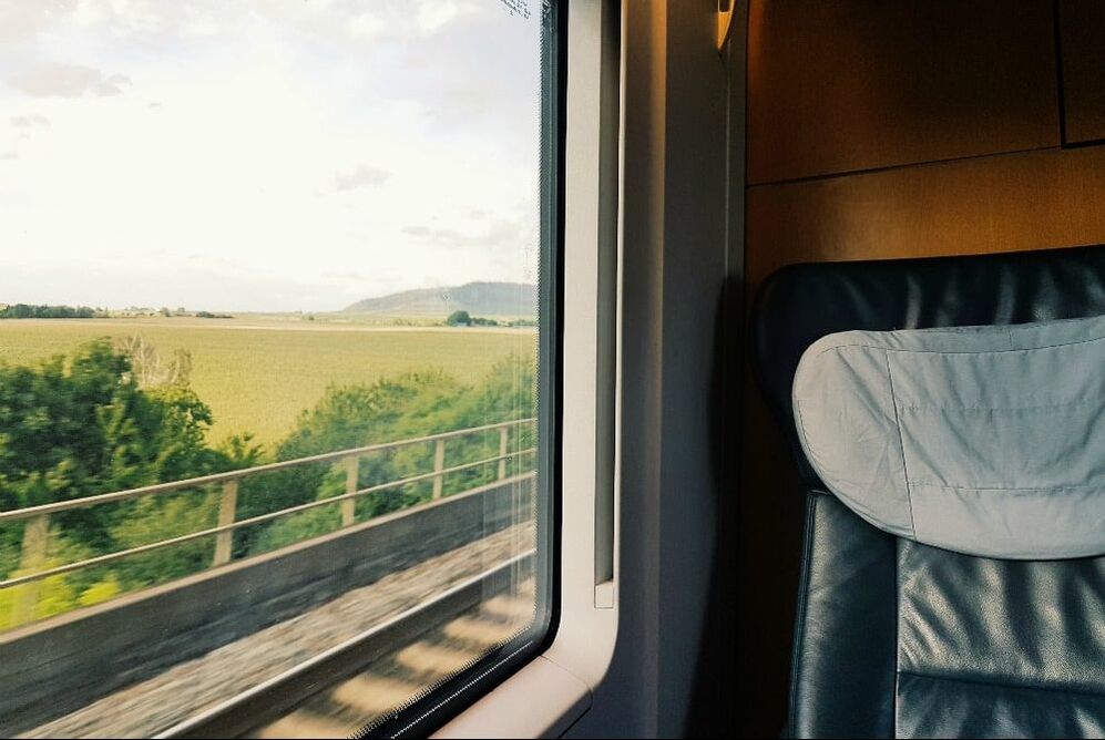Shinkansen First Class (Green Car) vs Second Class - Japanese High ...