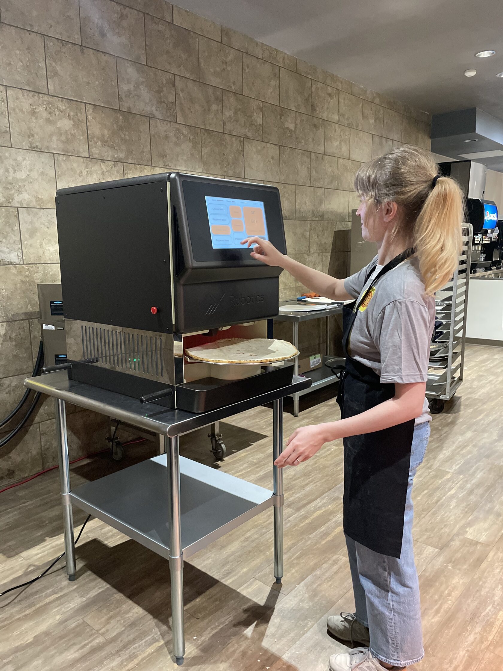 xPizza Cube – a powerful pizza making robot | xRobotics