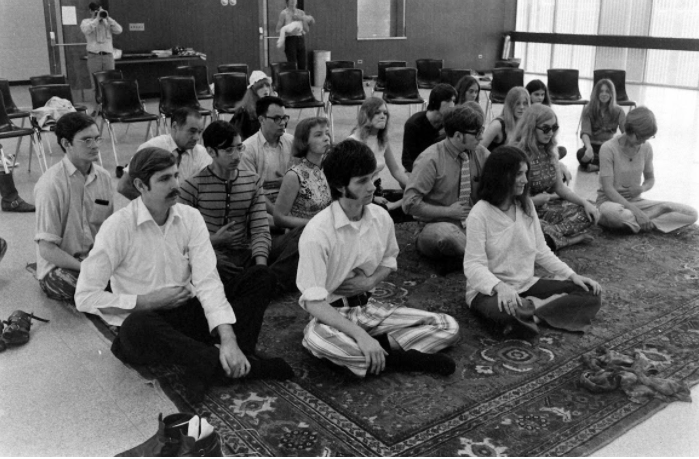 100 Years Of Yoga Through Amazing Vintage Photos (Featuring Woodstock ...
