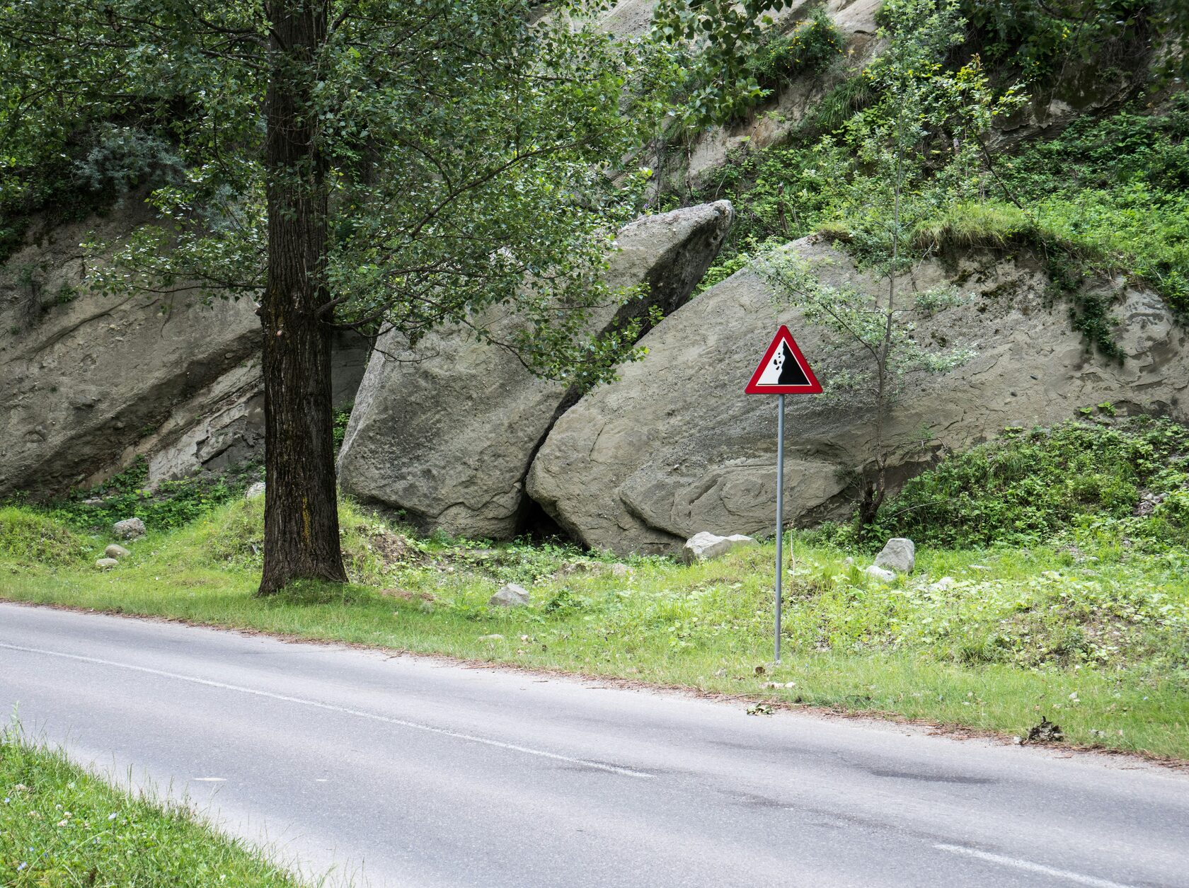 The world’s 16 most unusual road signs | DiscoverCars.com