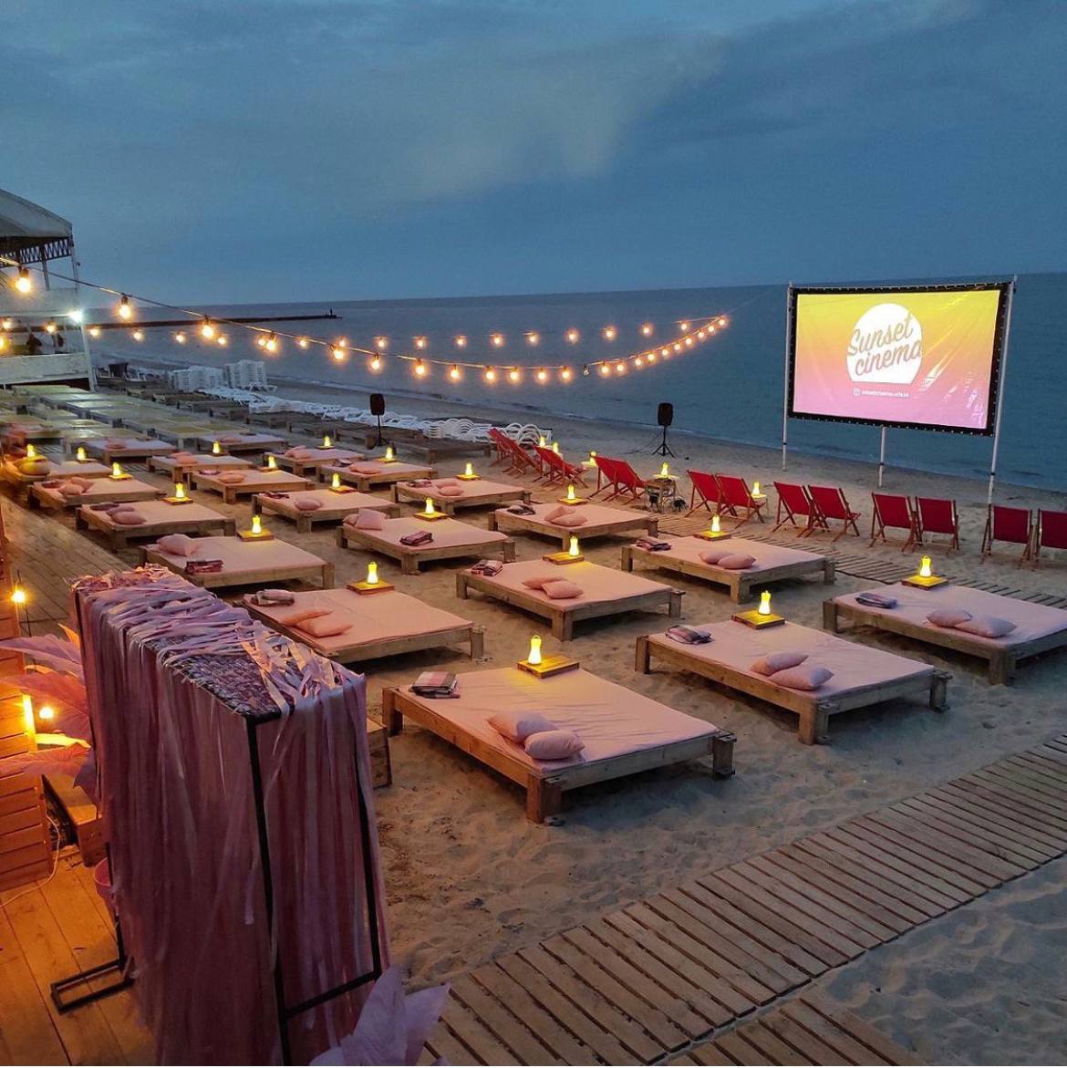 Program filmů a poloha kina | Sunset Cinema Praha – Letní kino na střeše.