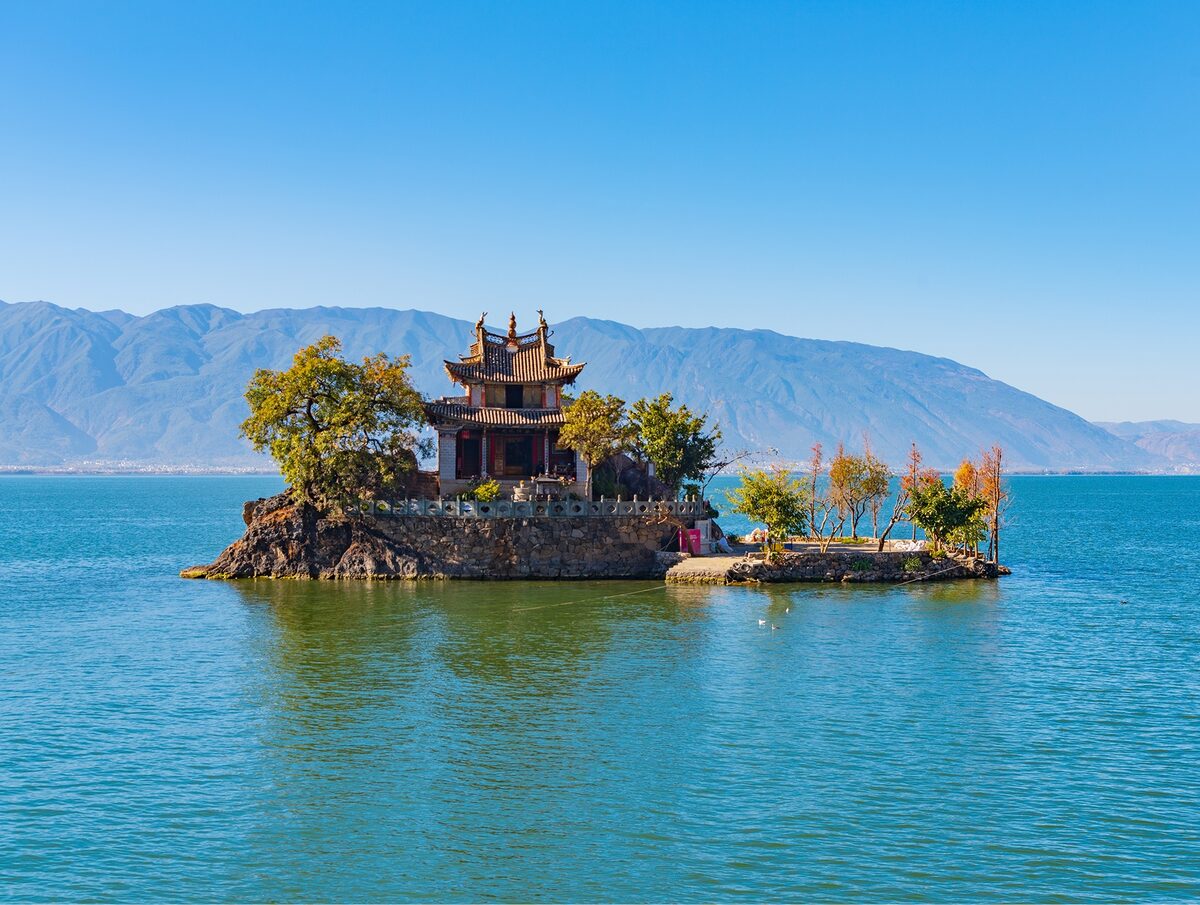 Nature’s Masterpieces: Most Scenic Lakes to Visit in China